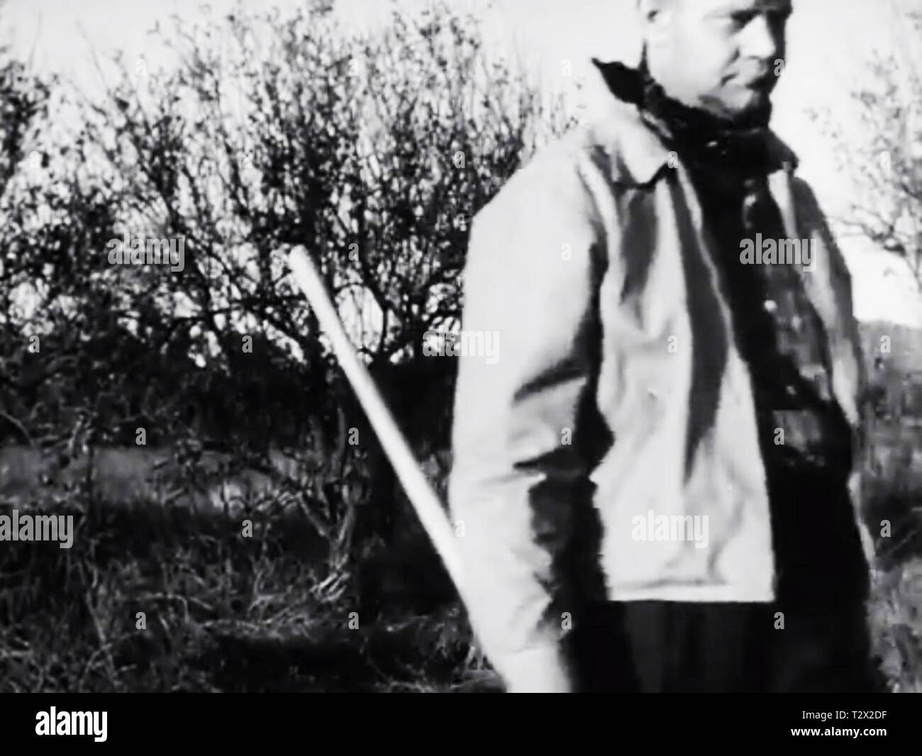 Grave workers hi-res stock photography and images - Alamy