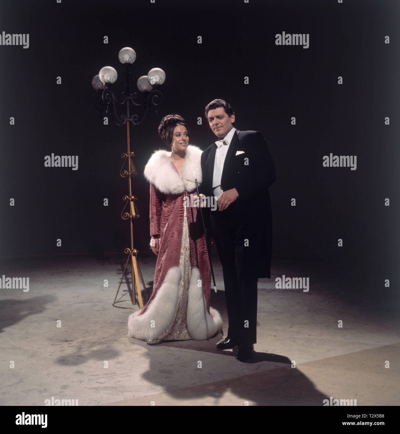 Opern-Duett: INGEBORG HALLSTEIN und HEINZ HOPPE (1970er Stock Photo - Alamy