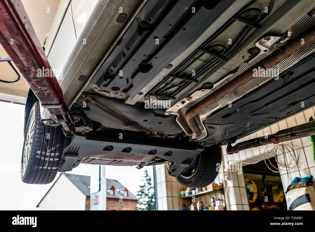 Under view of chassis hi-res stock photography and images - Alamy