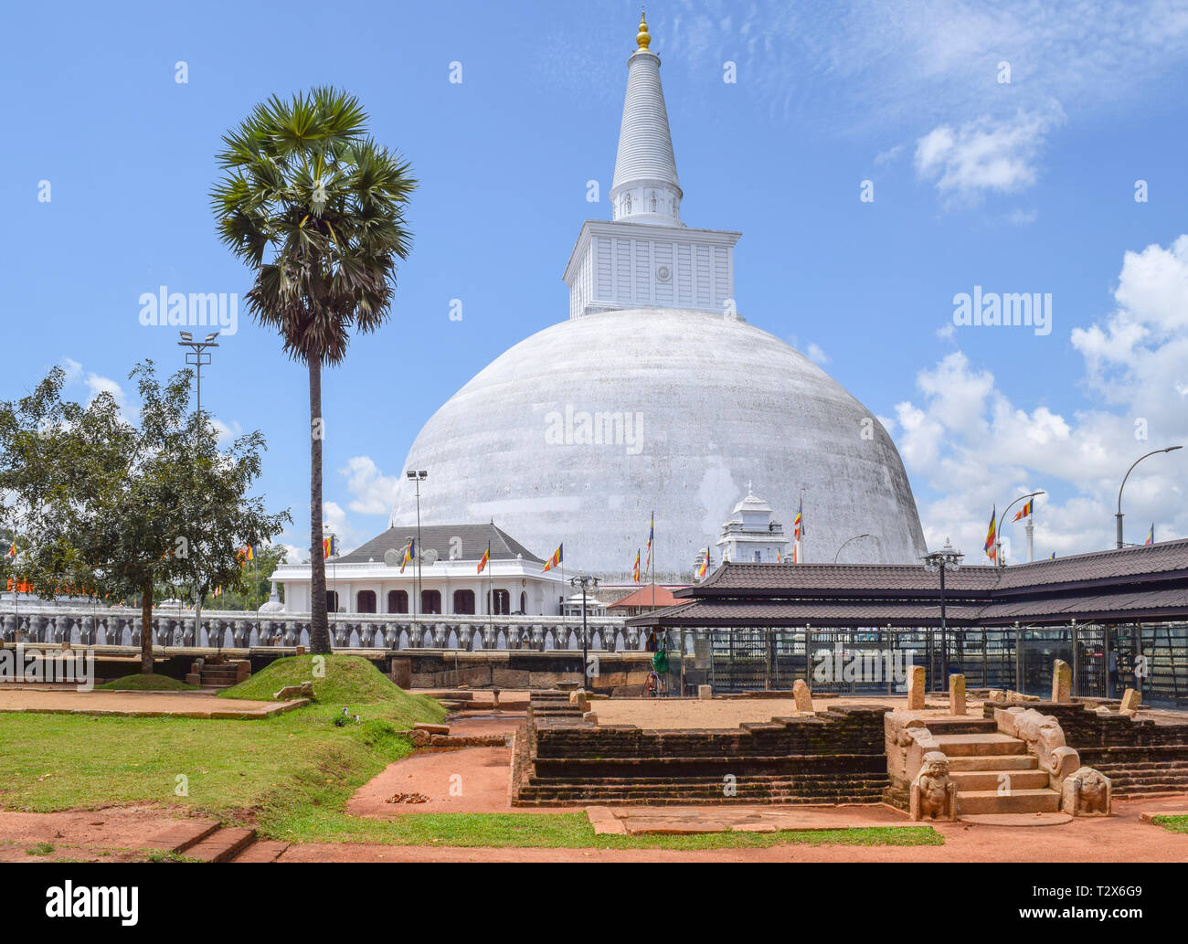 Ruwanwelisaya hi-res stock photography and images - Alamy