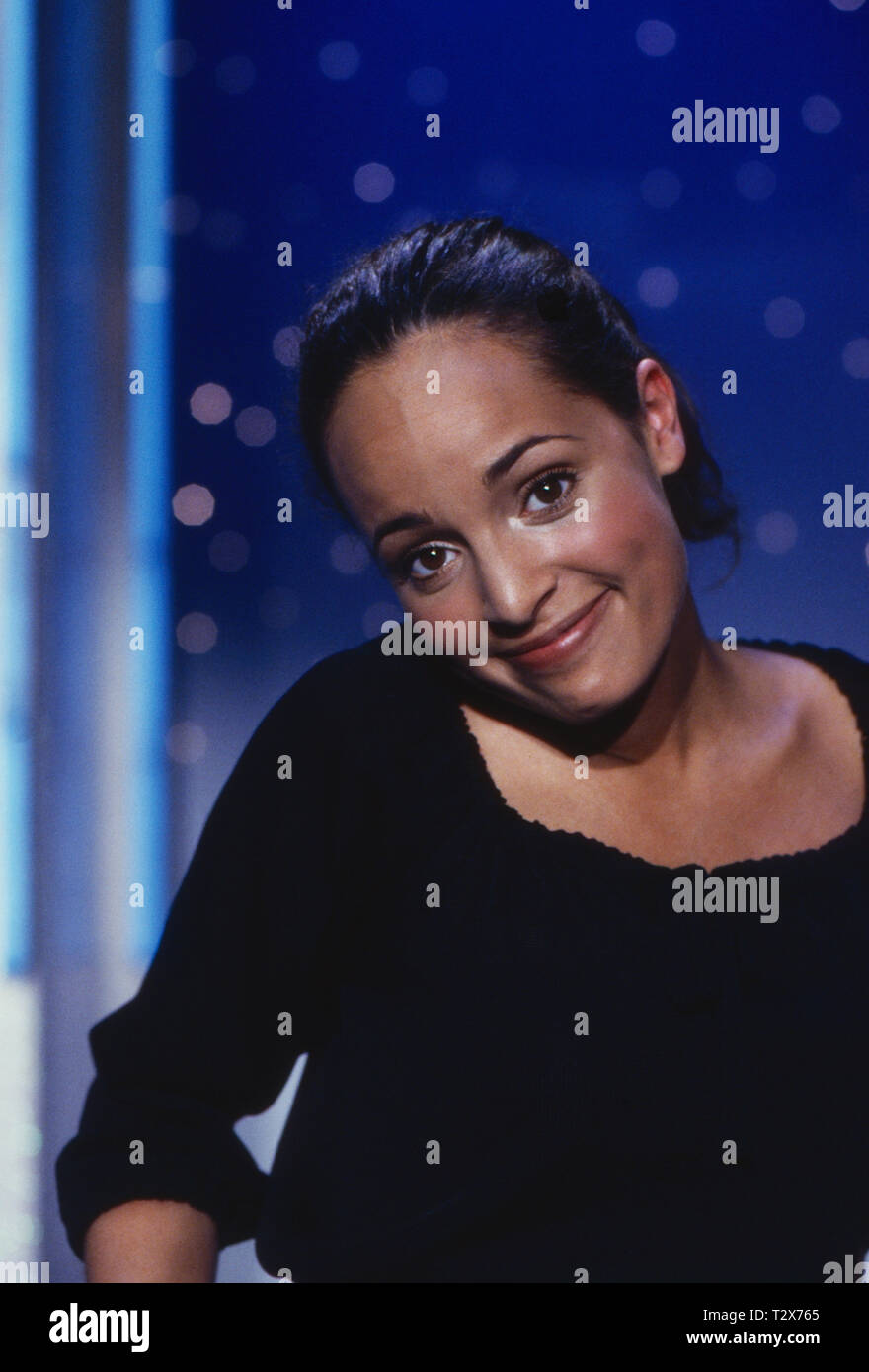 Emilia, schwedische Sängerin, bei einem Auftritt im Fernsehen ...