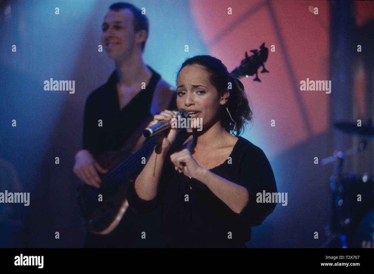 Emilia, schwedische Sängerin, bei einem Auftritt im Fernsehen ...