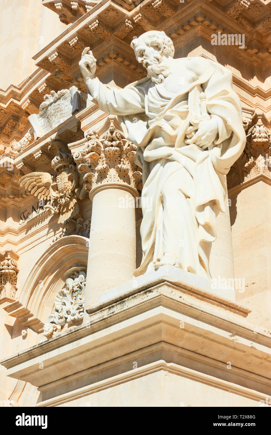 Apostle paul sculpture hi-res stock photography and images - Alamy