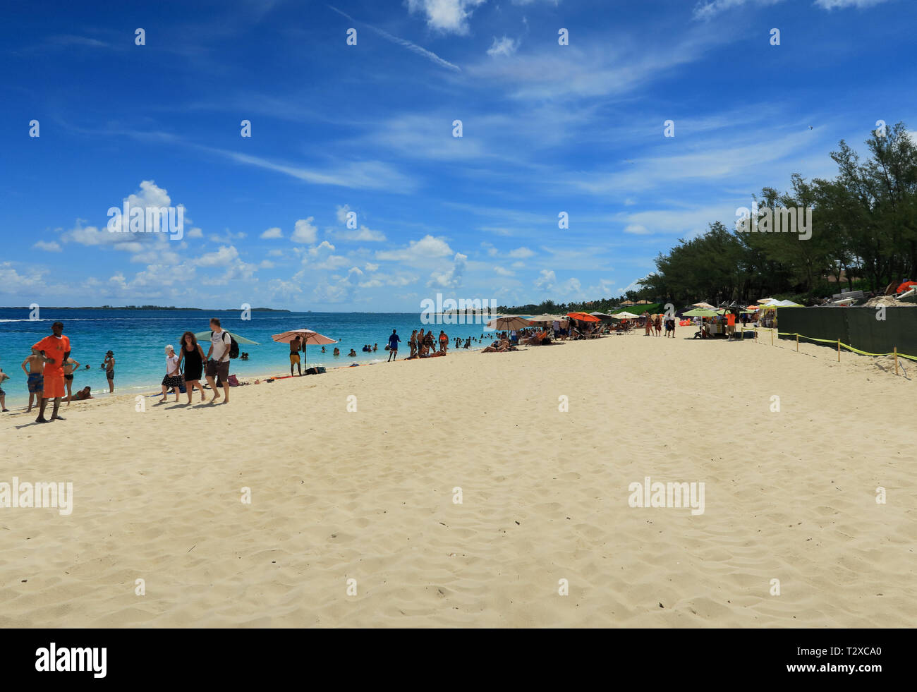 Sandy beach and blue skies in the Bahamas Stock Photo - Alamy