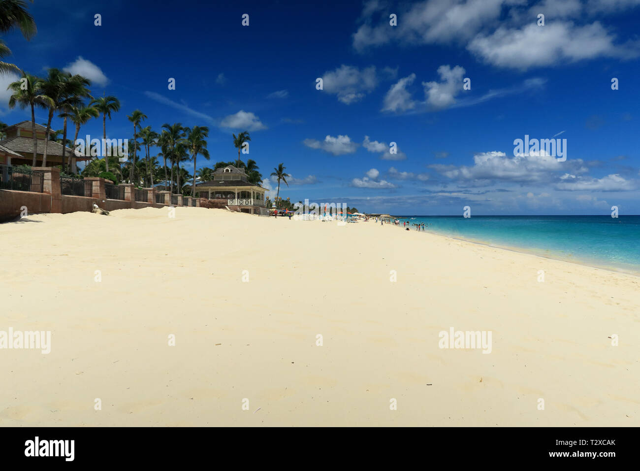 Sandy beach and blue skies in the Bahamas Stock Photo - Alamy