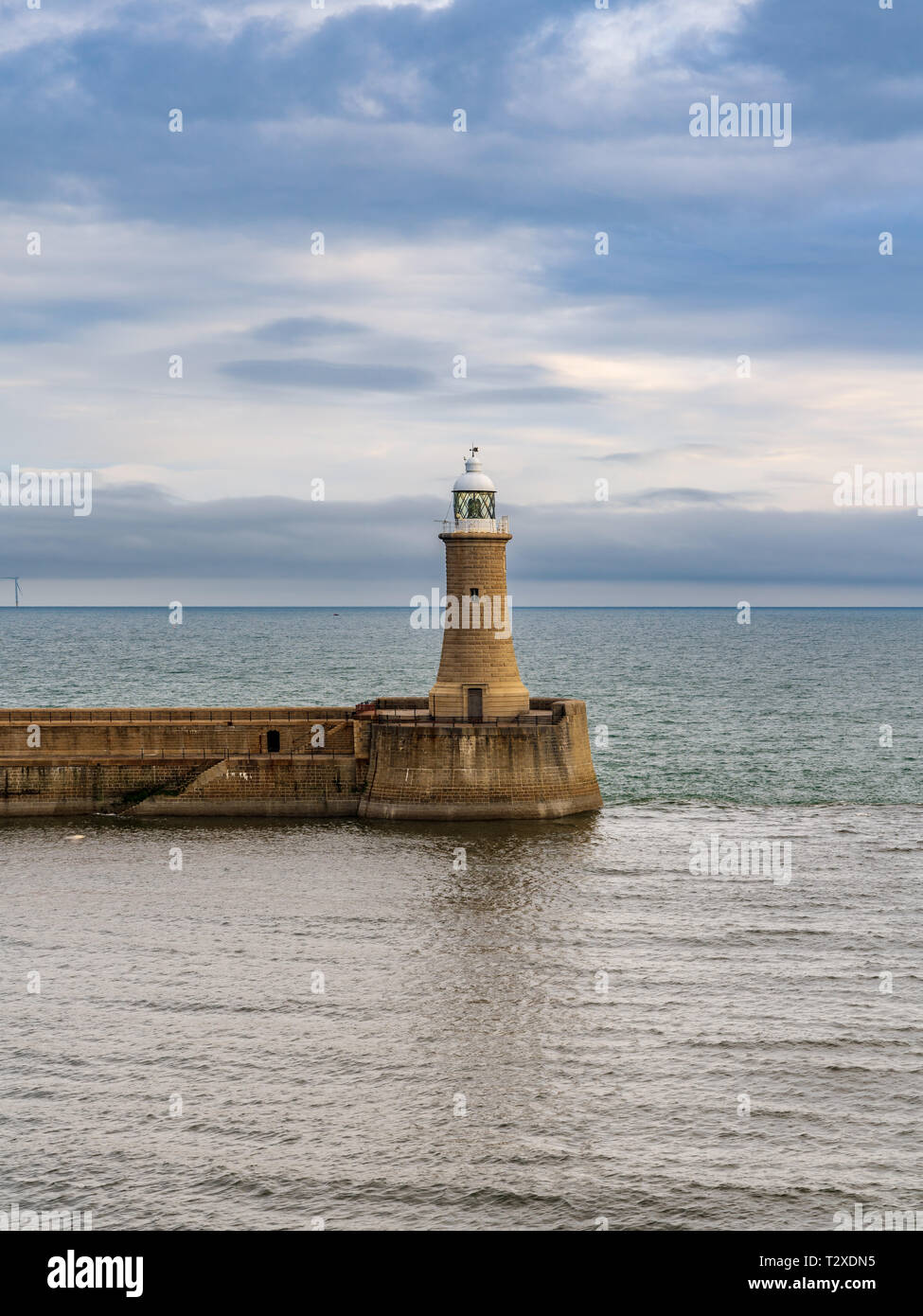 River tyne north pier hi-res stock photography and images - Alamy
