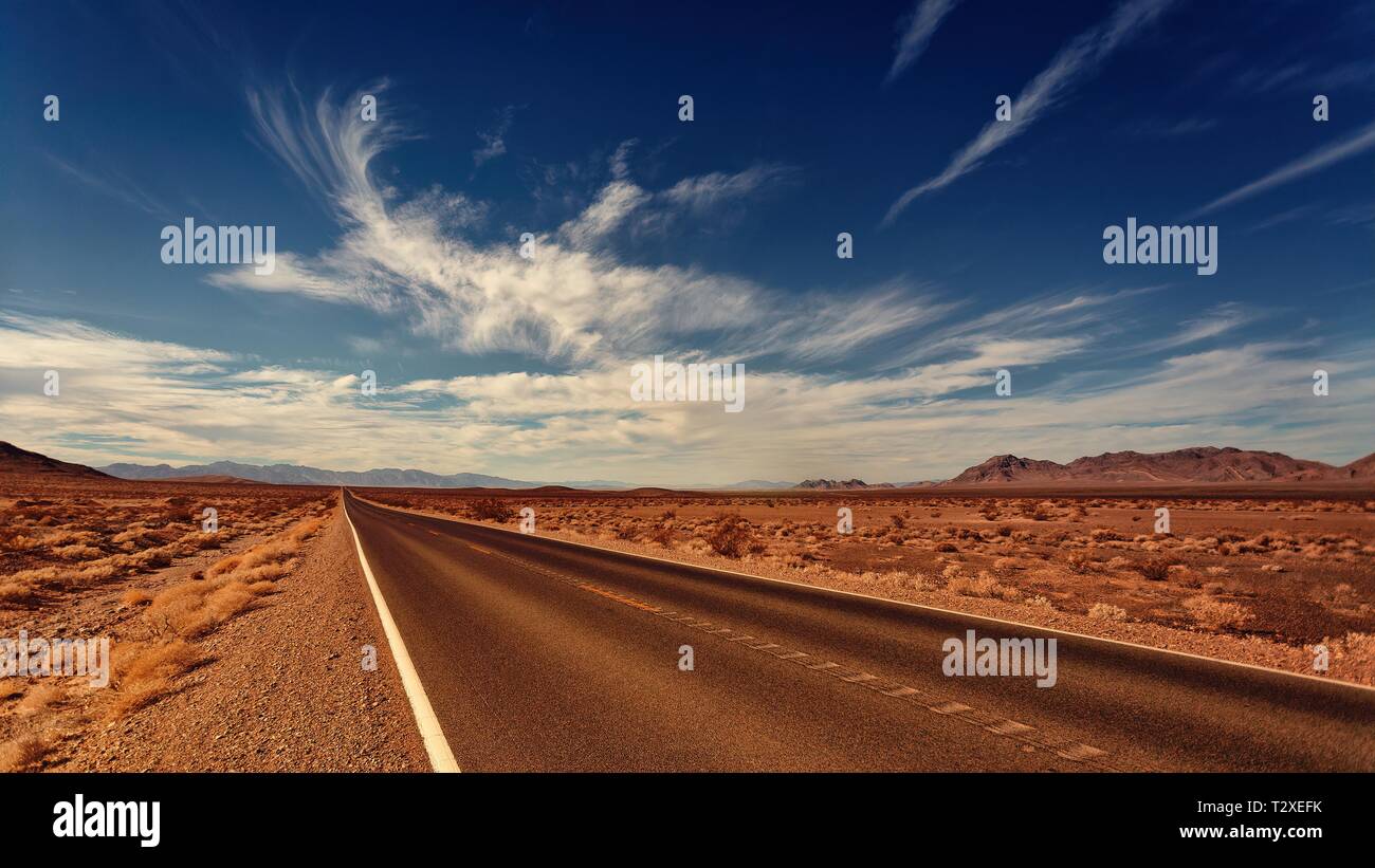 endless desert road nevada Stock Photo - Alamy
