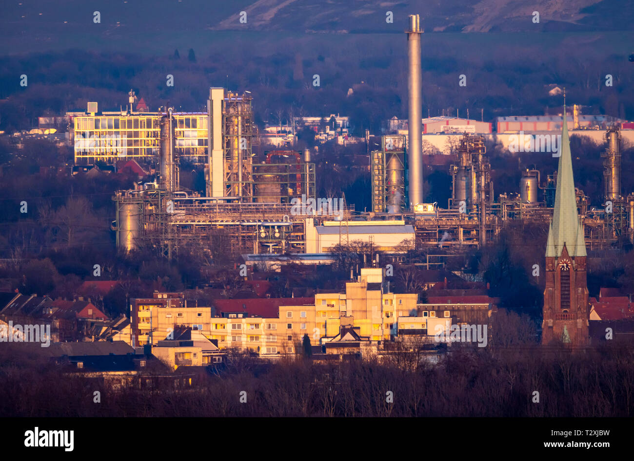 Ruhr Oel GmbH refinery in Gelsenkirchen Horst, houses in the district ...