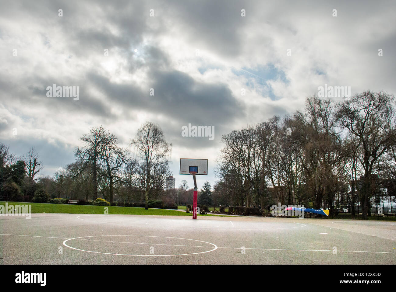 Basketball ravenscourt park hi-res stock photography and images - Alamy
