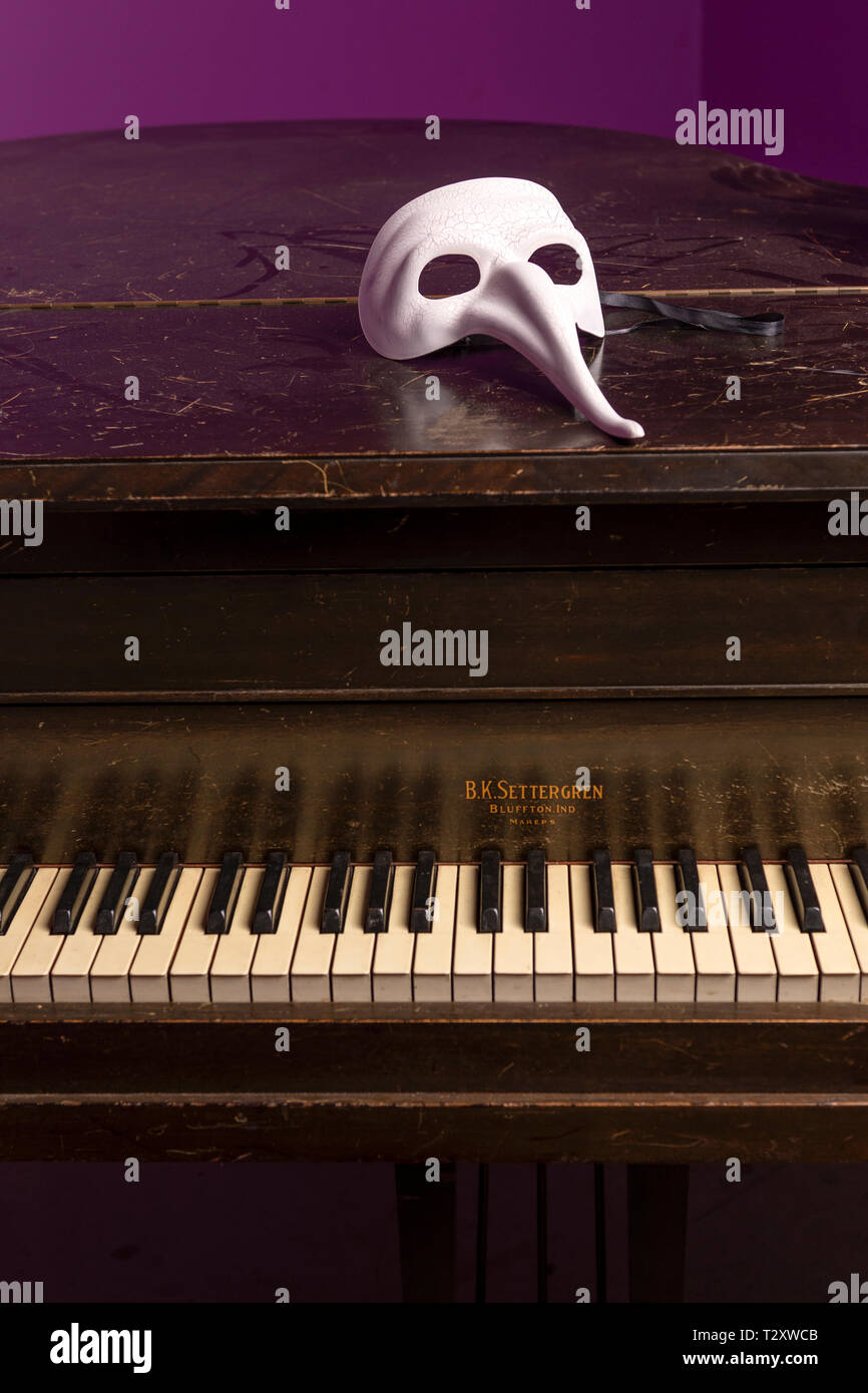 White mask on a piano hi-res stock photography and images - Alamy
