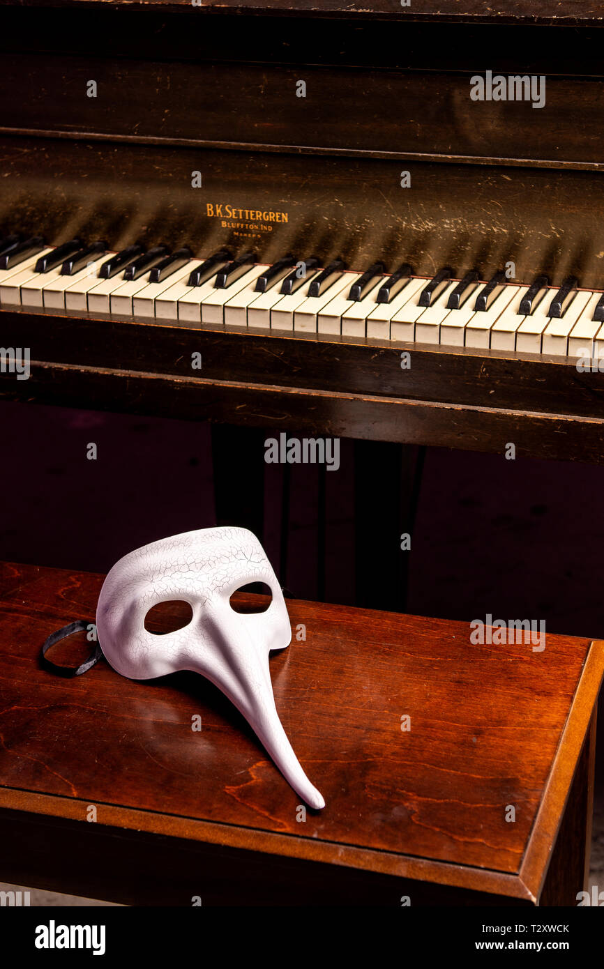 White mask on a piano hi-res stock photography and images - Alamy
