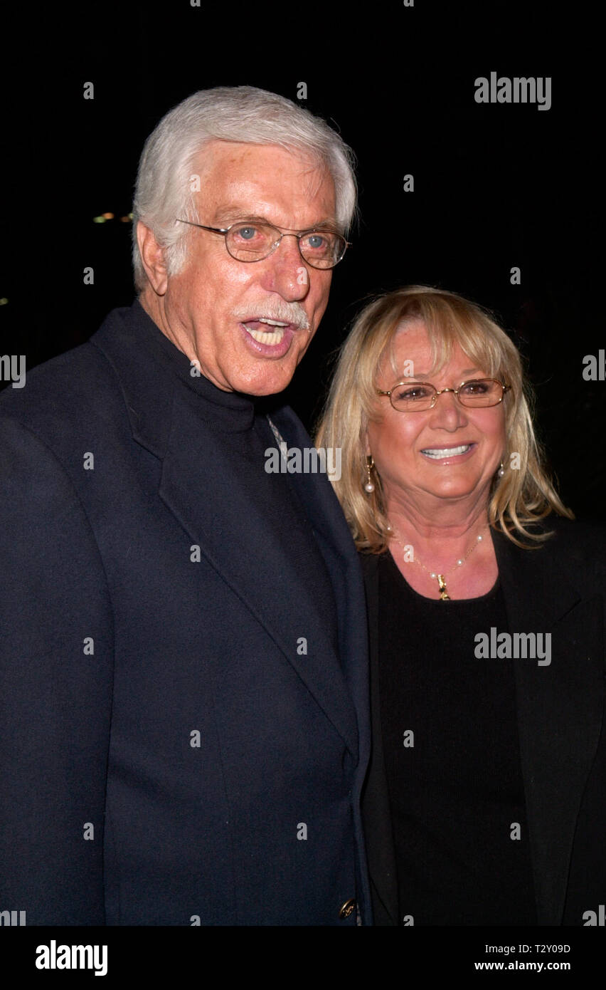 LOS ANGELES, CA. September 21, 2000: Actor DICK VAN DYKE & girlfriend ...