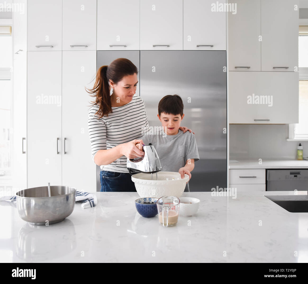 Hand mixer hi-res stock photography and images - Alamy