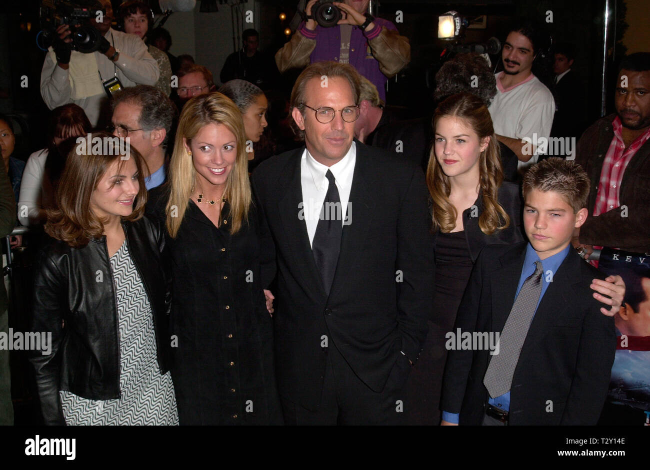 LOS ANGELES, CA. December 19, 2000: Actor KEVIN COSTNER, girlfriend ...