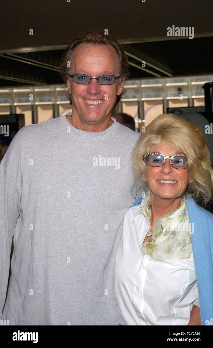 LOS ANGELES, CA. July 22, 2000: Actor PETER FONDA & wife PORTIA at the ...
