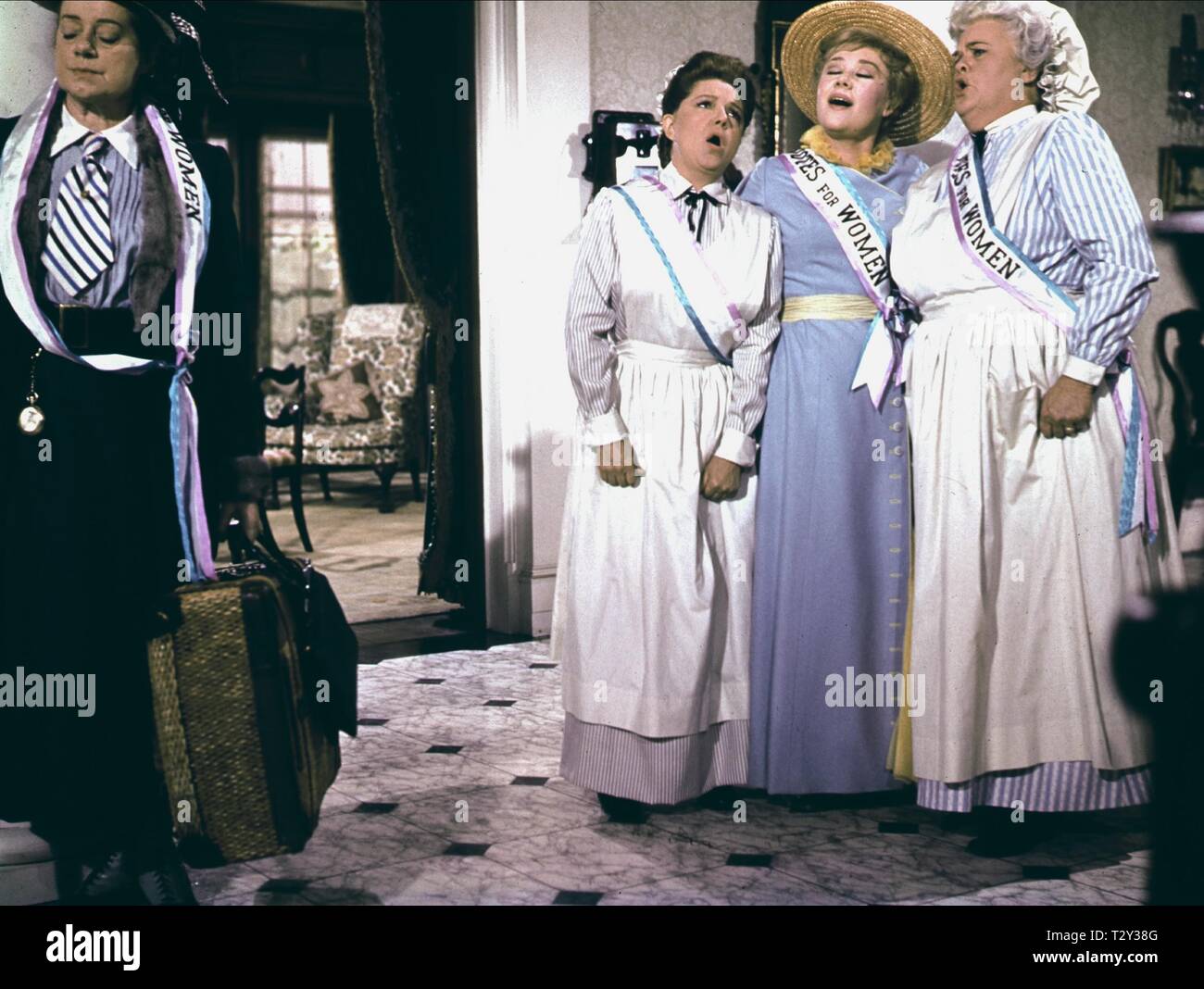 ELSA LANCHESTER, HERMIONE BADDELEY, GLYNIS JOHNS, RETA SHAW, MARY ...