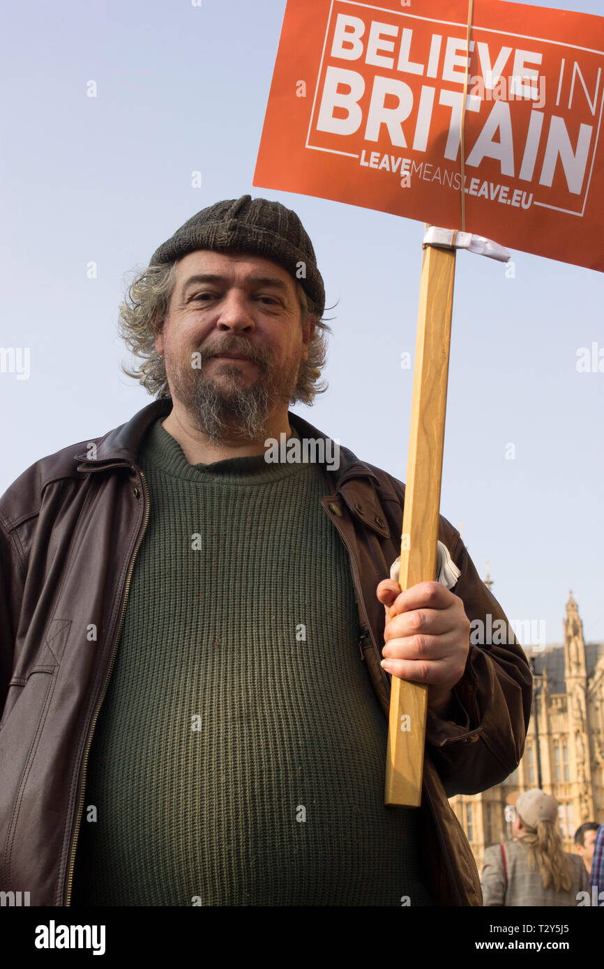 Pro-Brexit demonstration - Man with a "believe in Britain" poster Stock ...