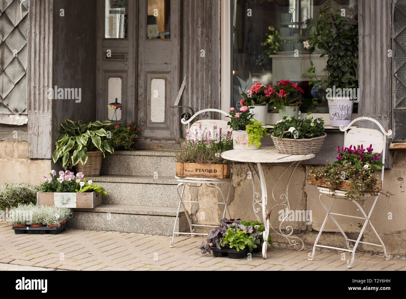 Florist shop sidewalk hi-res stock photography and images - Alamy