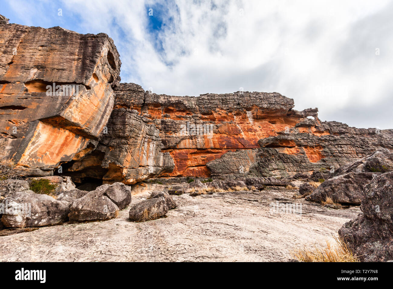Beautiful rock formations on Hollow Mountain walking trail. Grampians ...