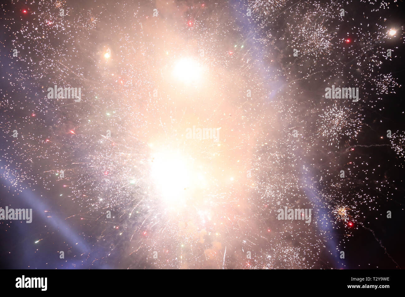 Bursting fireworks hi-res stock photography and images - Alamy