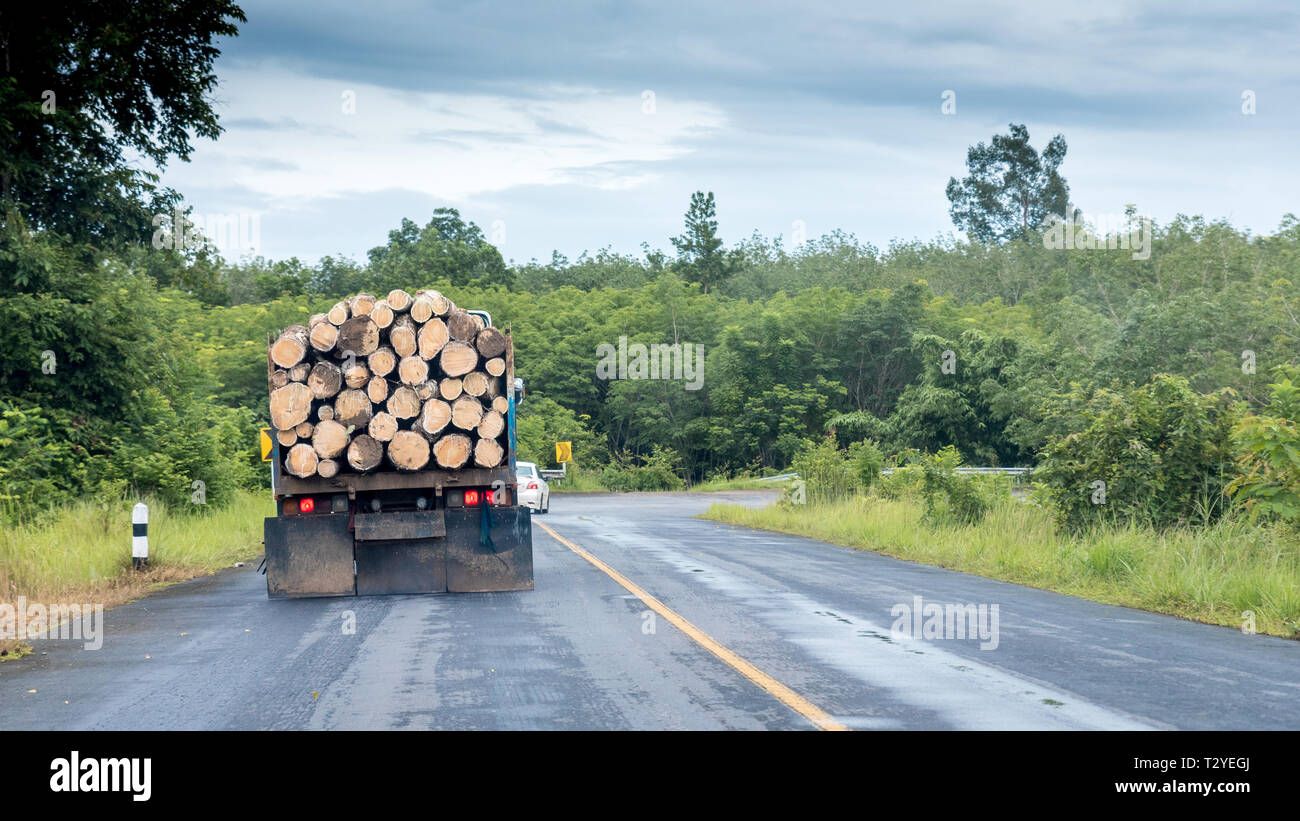 Loaded logging truck hi-res stock photography and images - Alamy