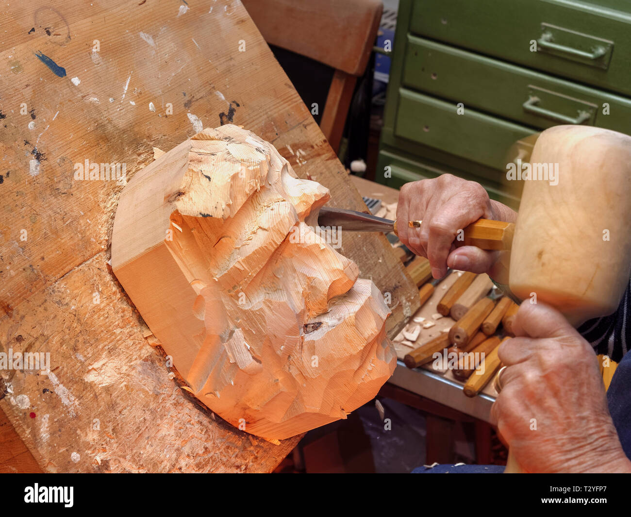 Mask carver Irene Krismer with Sackner mask for Nassereither ...