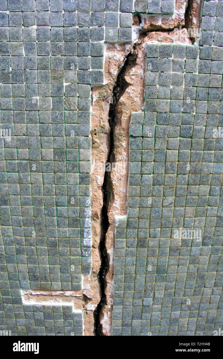 Tiles crack cracked tile hi-res stock photography and images - Alamy