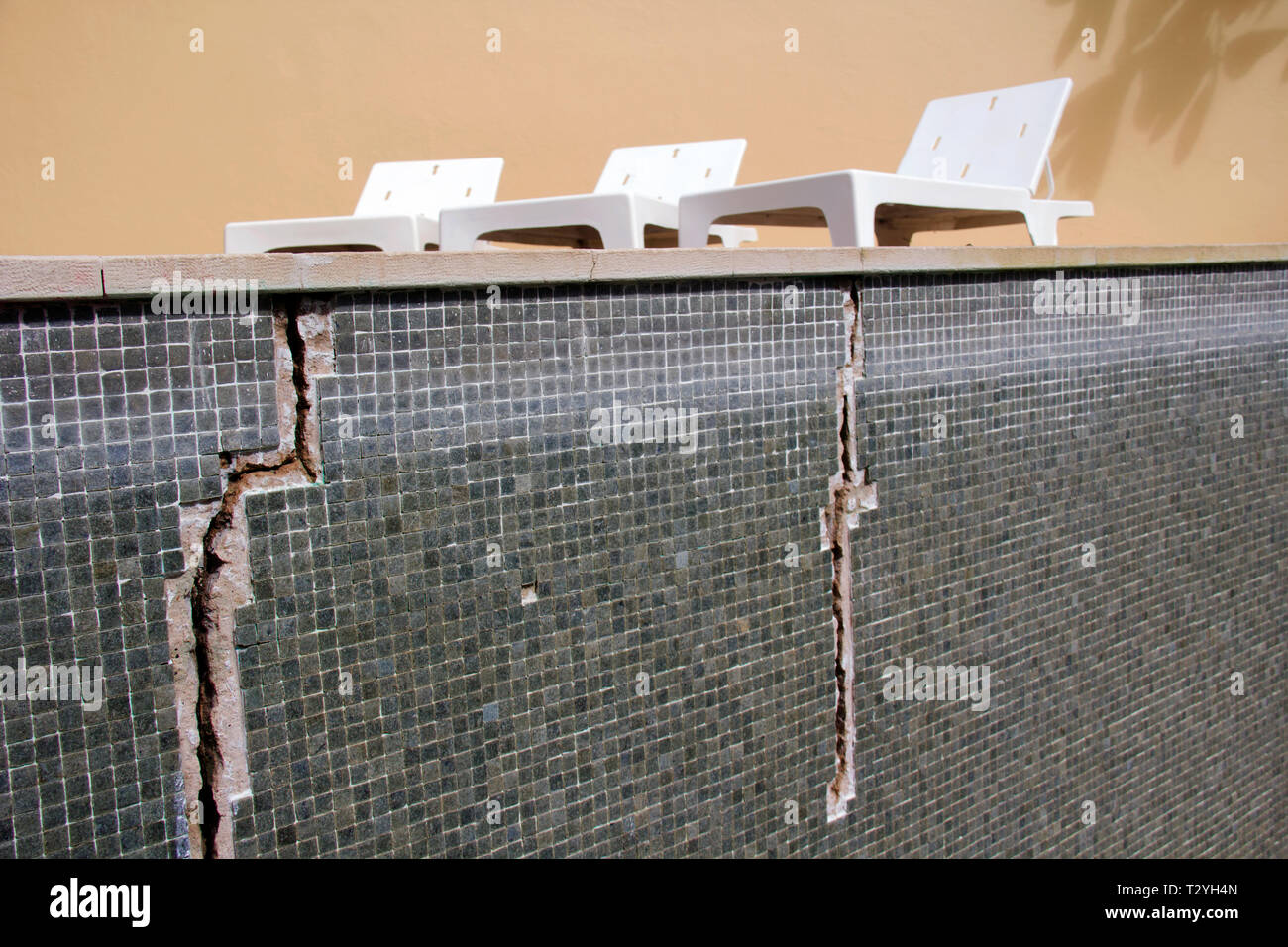 Abandoned ruined swimming pool hi-res stock photography and images - Alamy