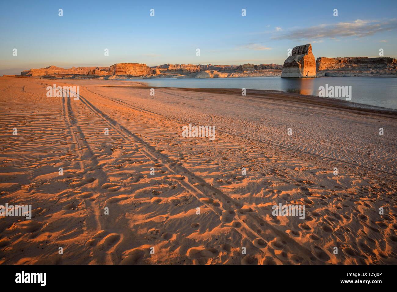 Morning sun at the sandy beach of Lone Rock Beach at Lake Powell, Glen ...