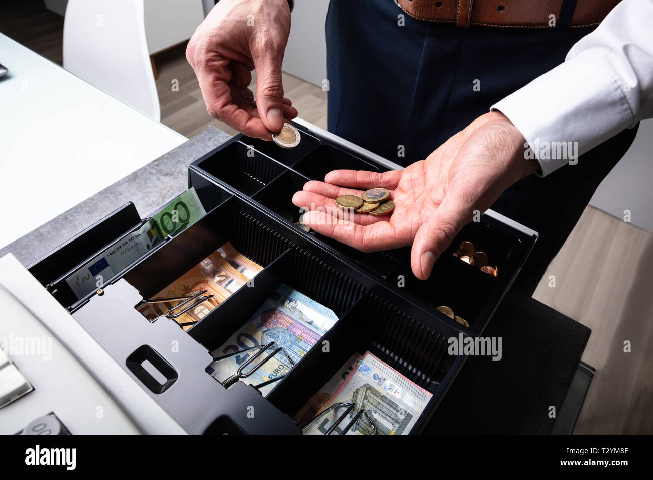 Cashier change hi-res stock photography and images - Alamy