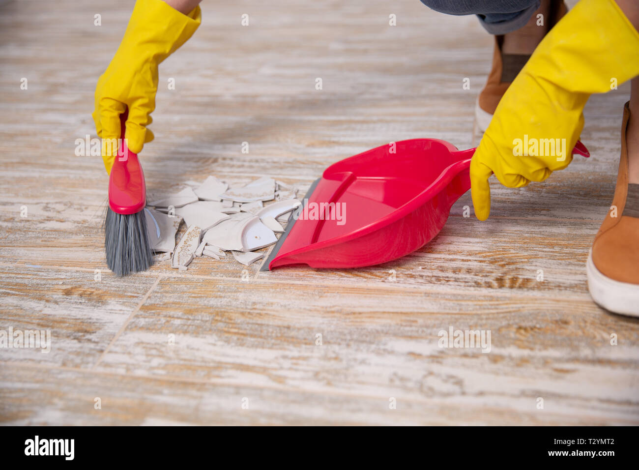 Broken plates hi-res stock photography and images - Alamy