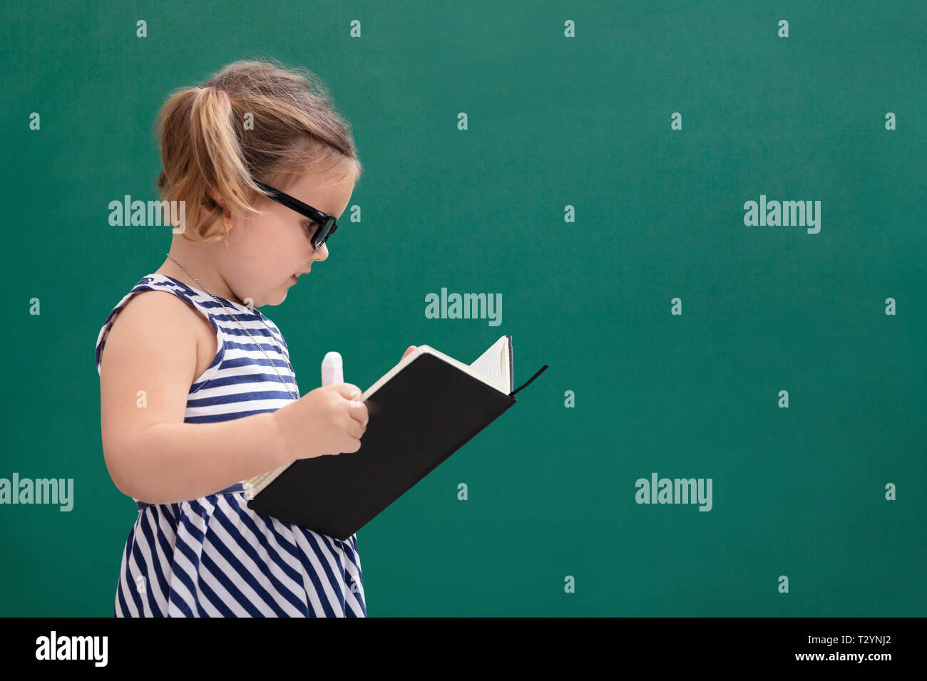 Child reading book classroom hi-res stock photography and images - Alamy