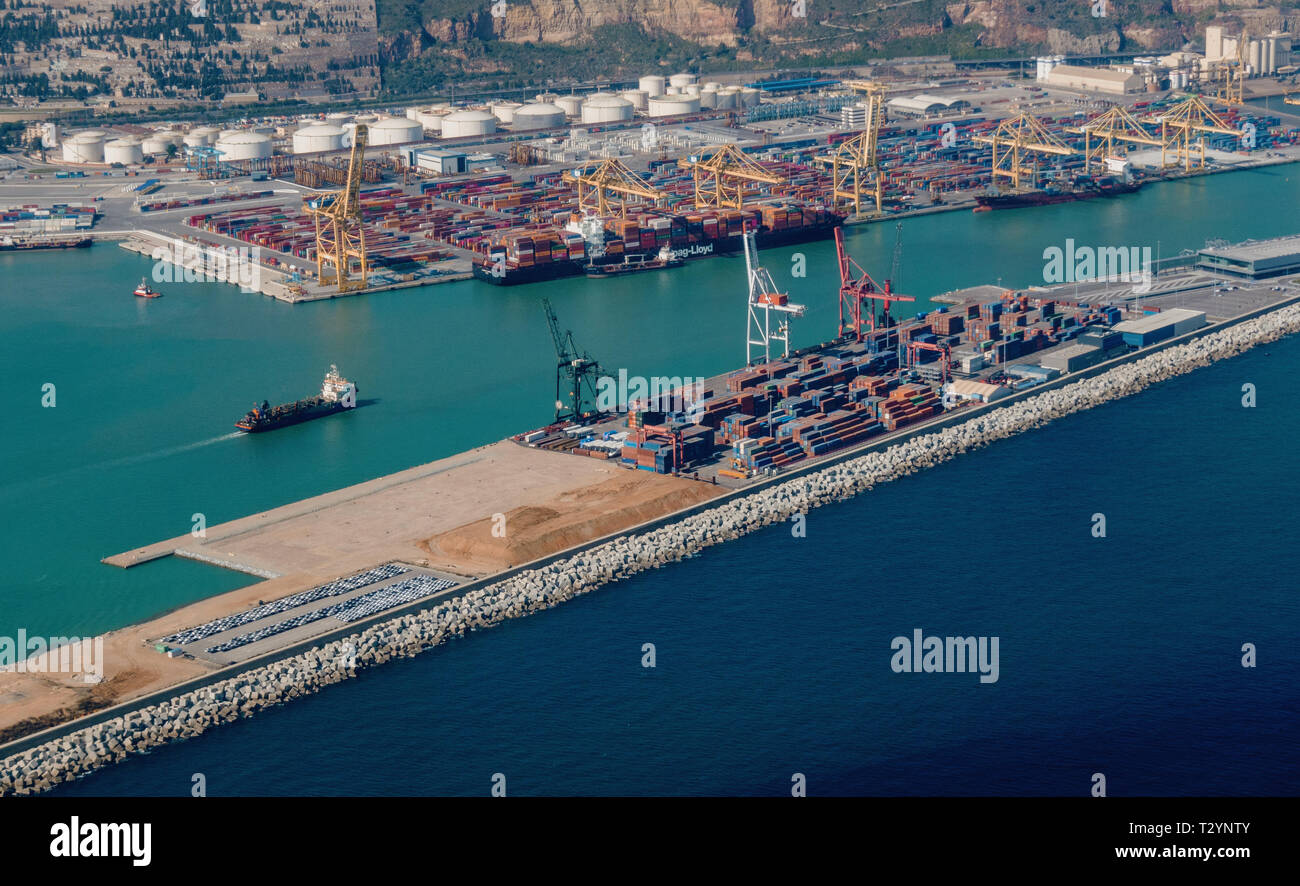 A tanker sails in the Port of Barcelona in Barcelona, Spain Stock Photo ...