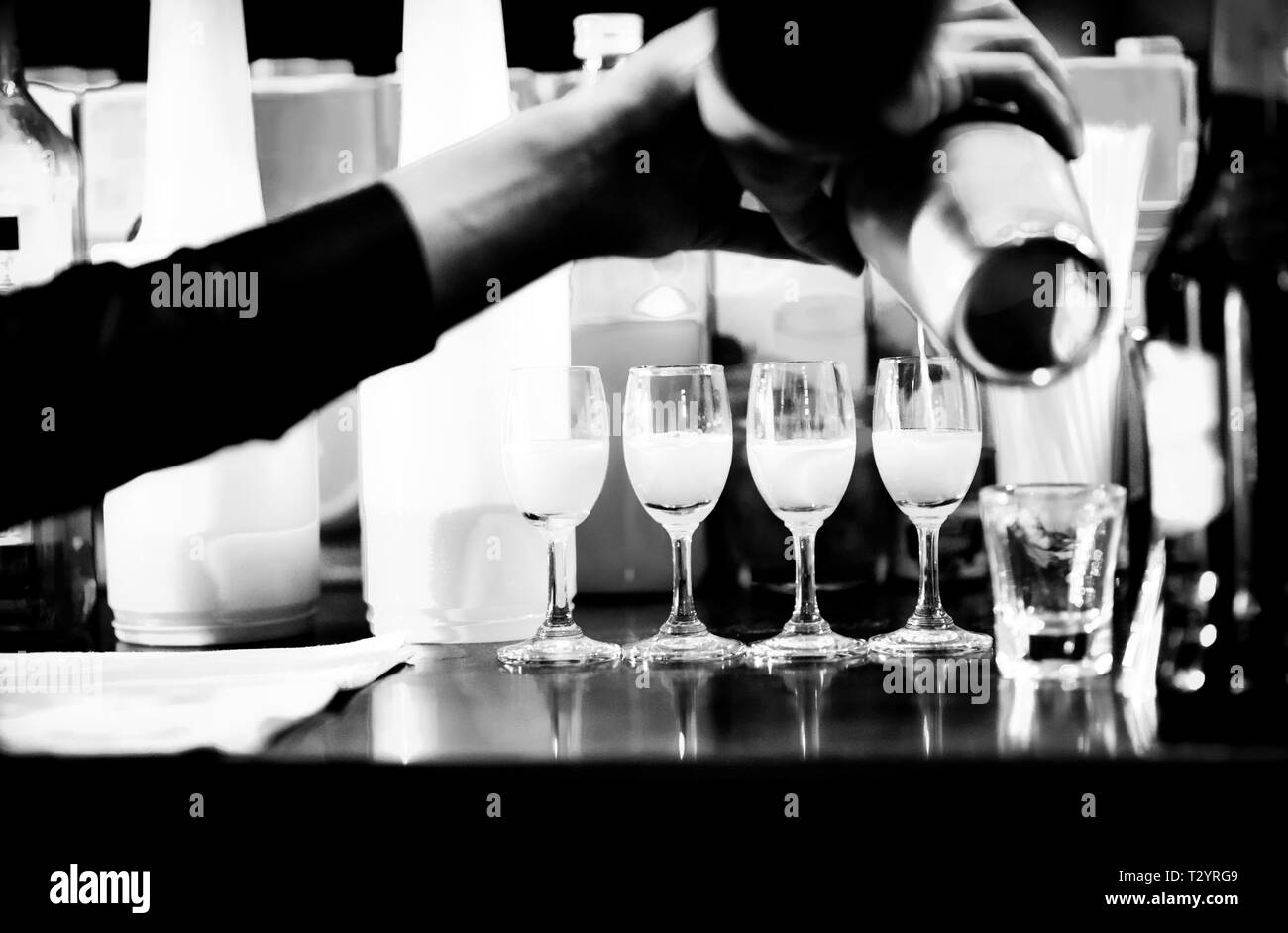 Hand pouring gin into martini glass hi-res stock photography and images - Alamy