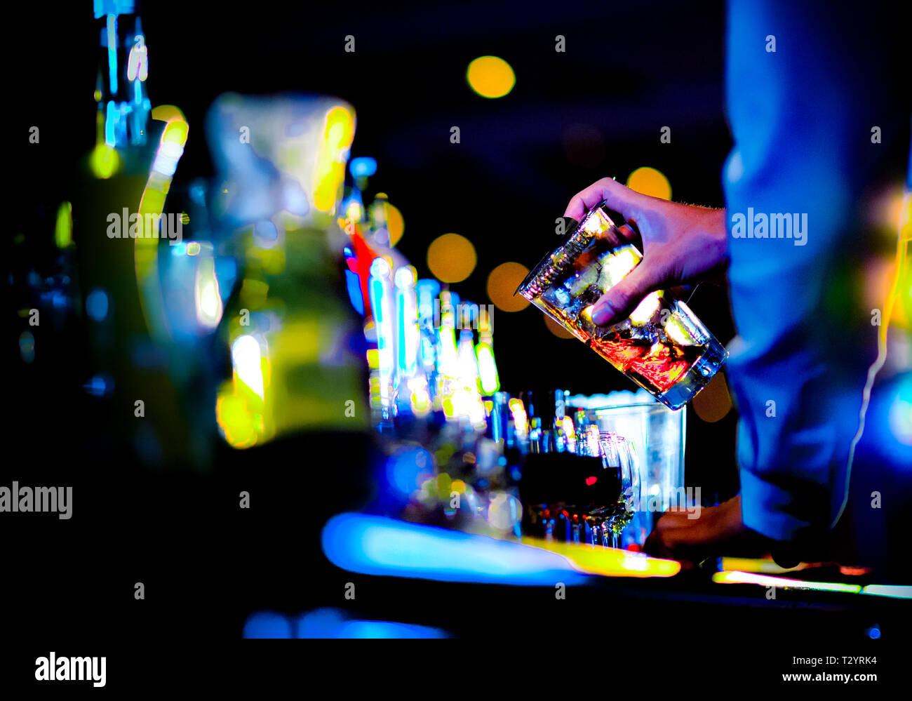 Hand pouring gin into martini glass hi-res stock photography and images - Alamy