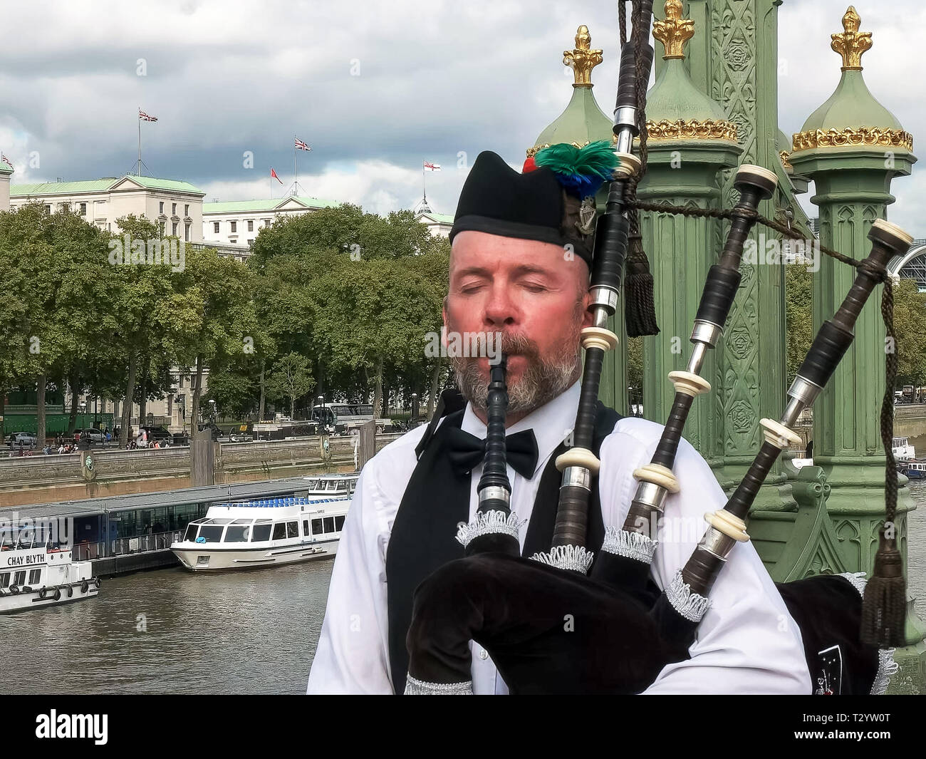 Scottish bagpiper at tower bridge hi-res stock photography and images ...