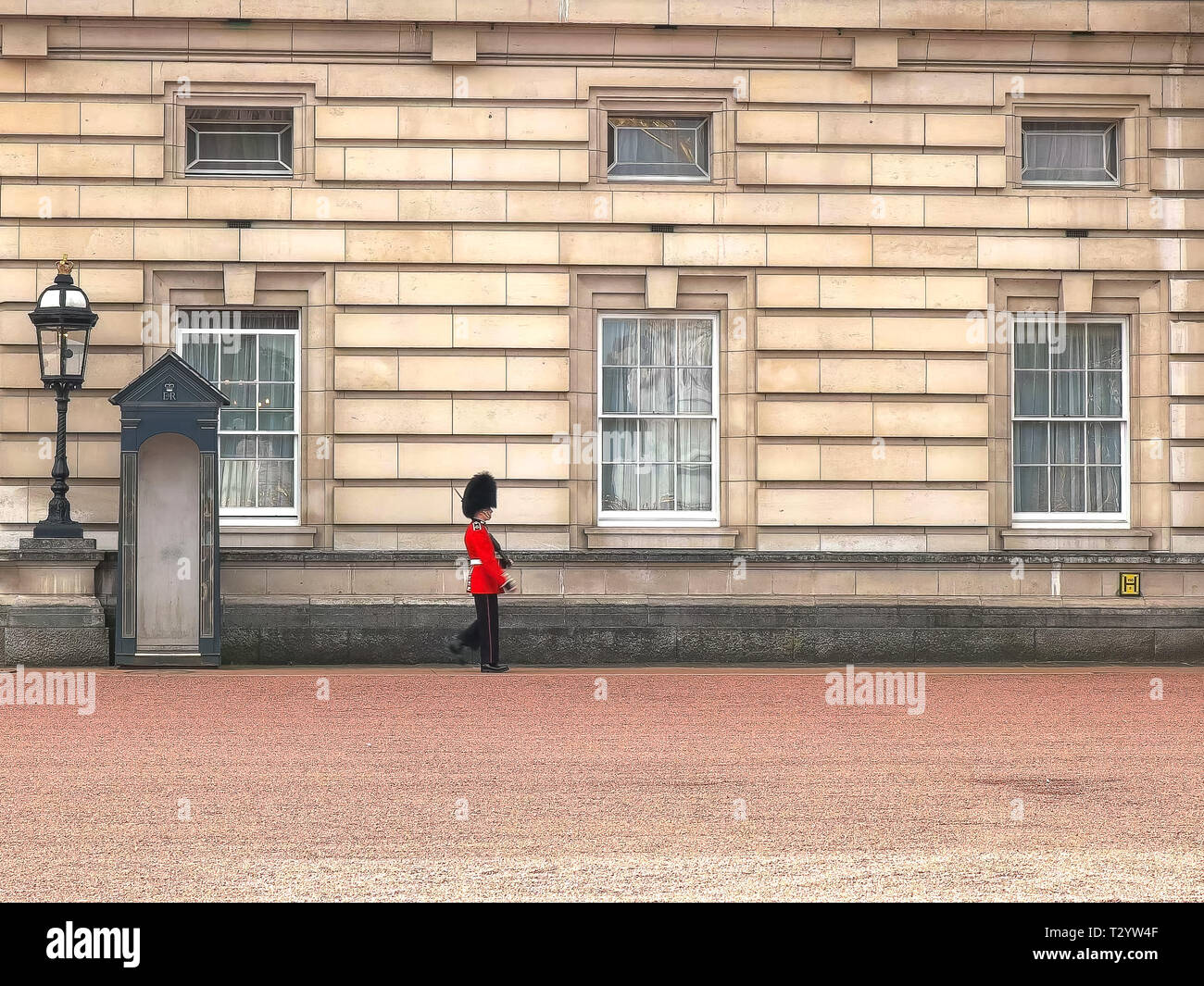 Buckingham palace and sentry box hi-res stock photography and images ...
