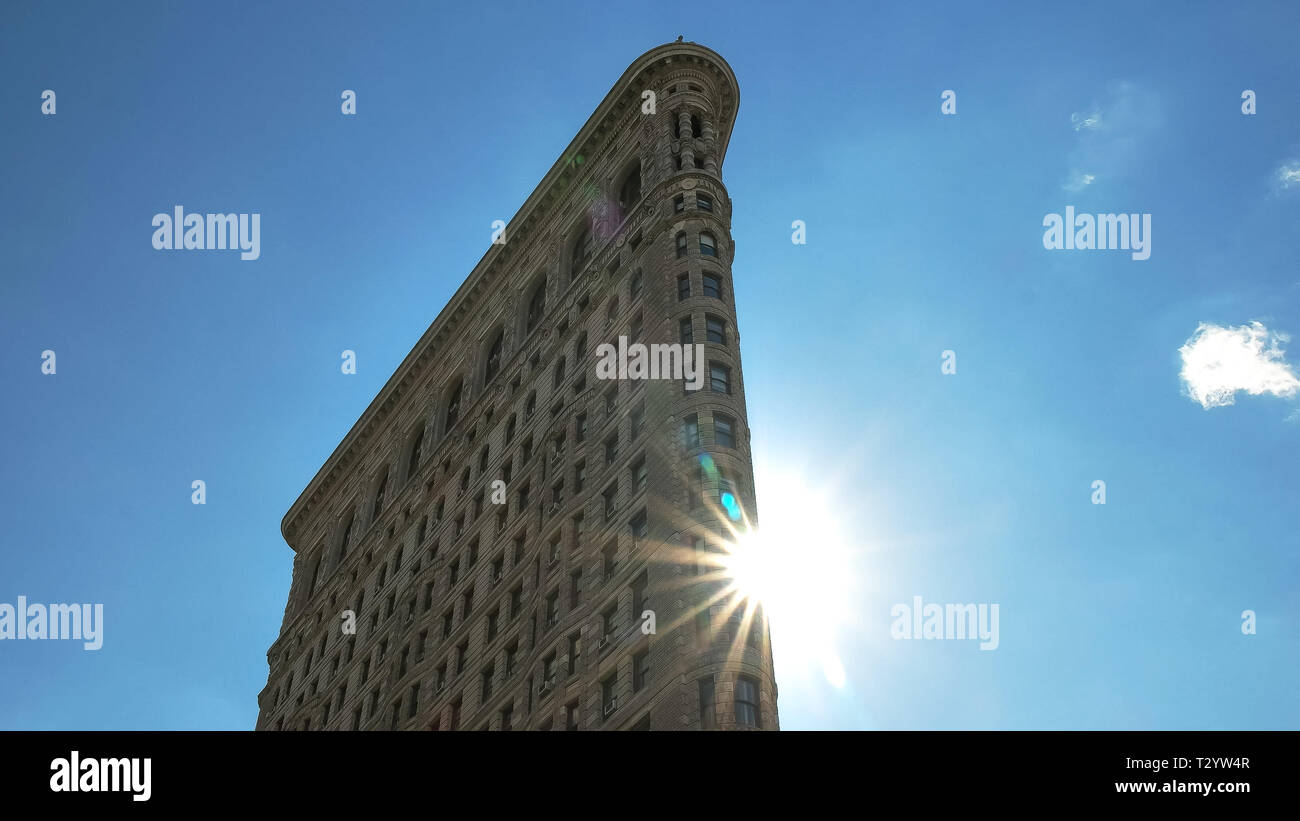 Sun behind building hi-res stock photography and images - Alamy