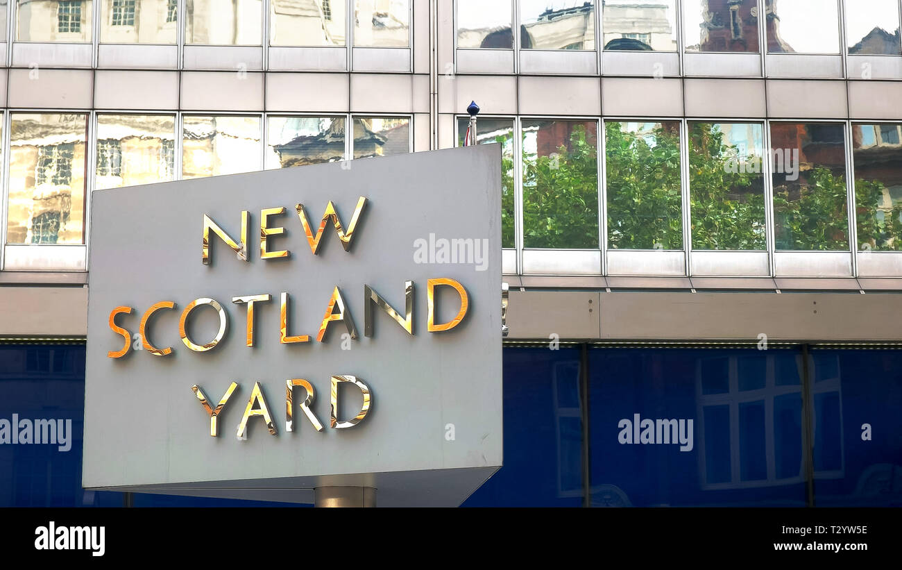 Scotland yard sign hi-res stock photography and images - Alamy
