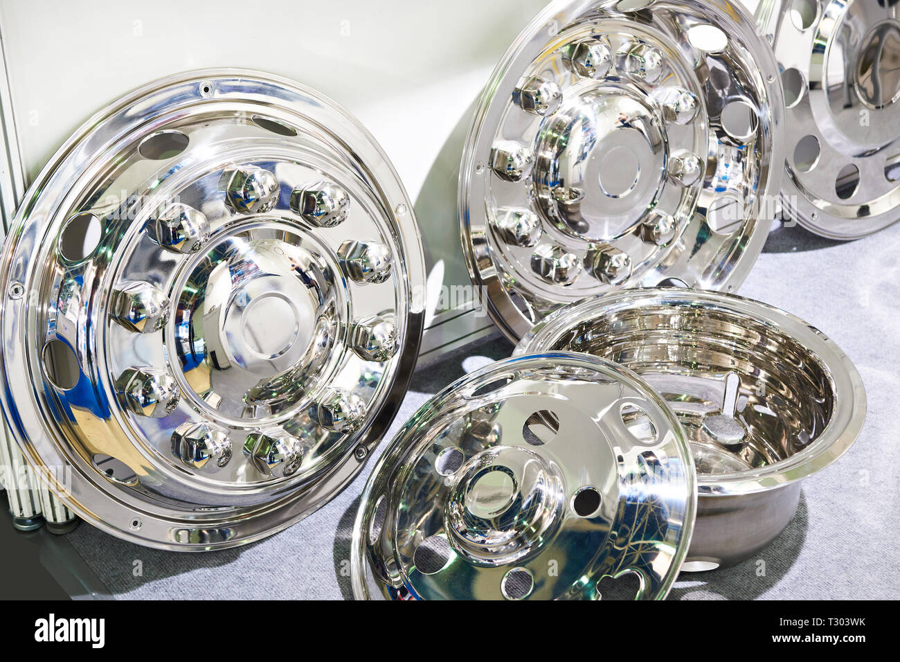 Chrome wheels hi-res stock photography and images - Alamy