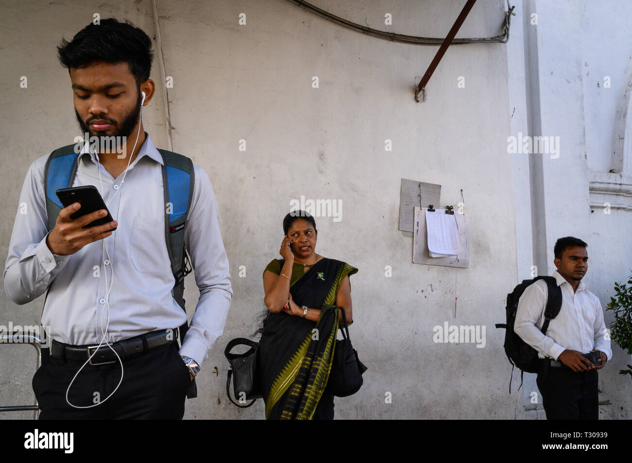 People using their mobile phones, Colombo, Sri Lanka Stock Photo - Alamy