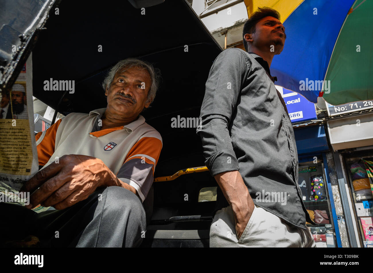 Men on the street in Colombo, Sri Lanka Stock Photo - Alamy