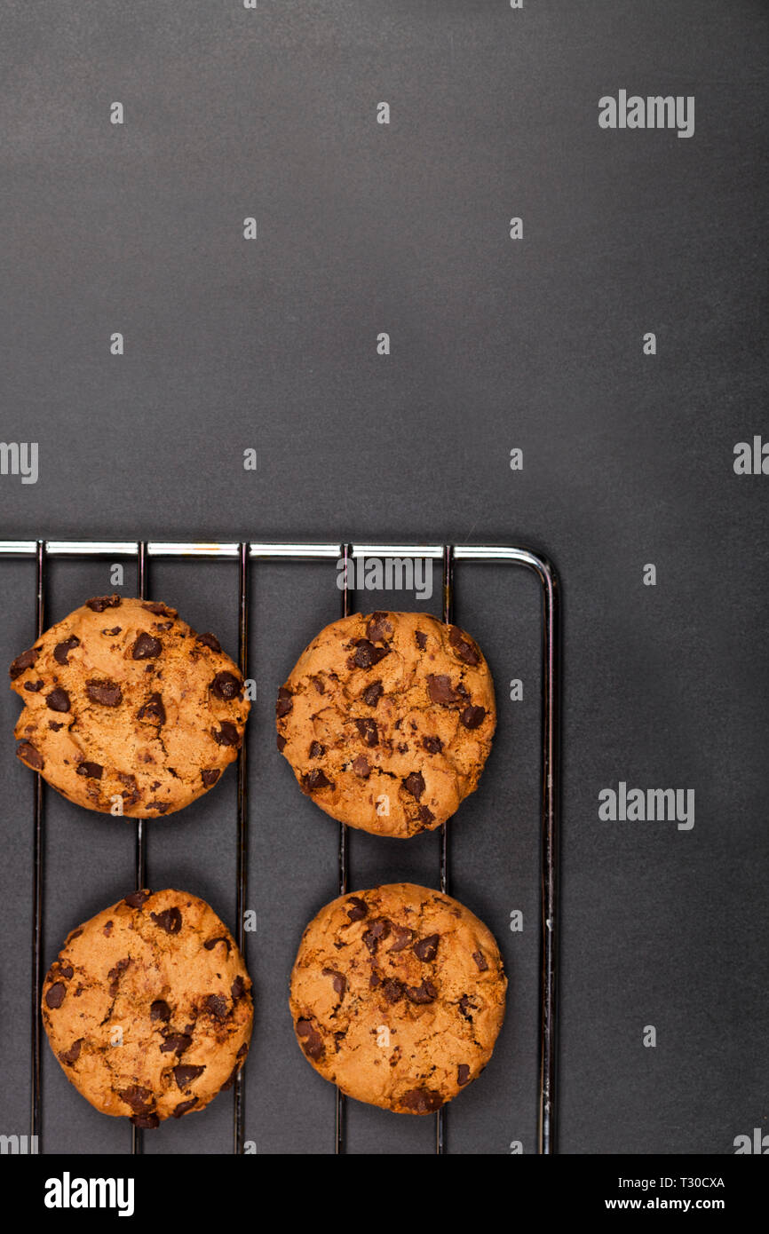 Baking grid with chokolate cookies on blackboard background. Top view ...