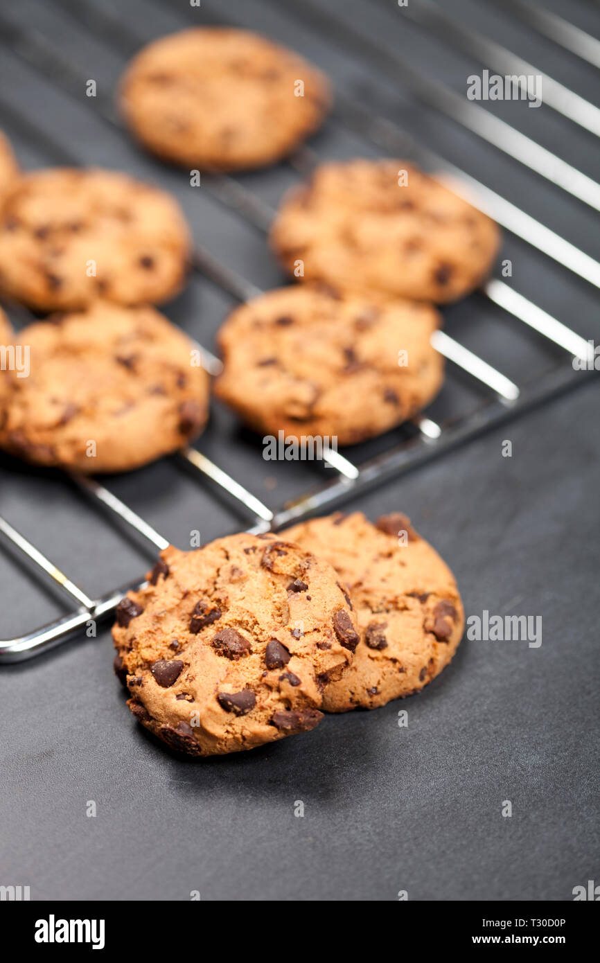 Baking grid with chokolate cookies on blackboard background. Top view ...
