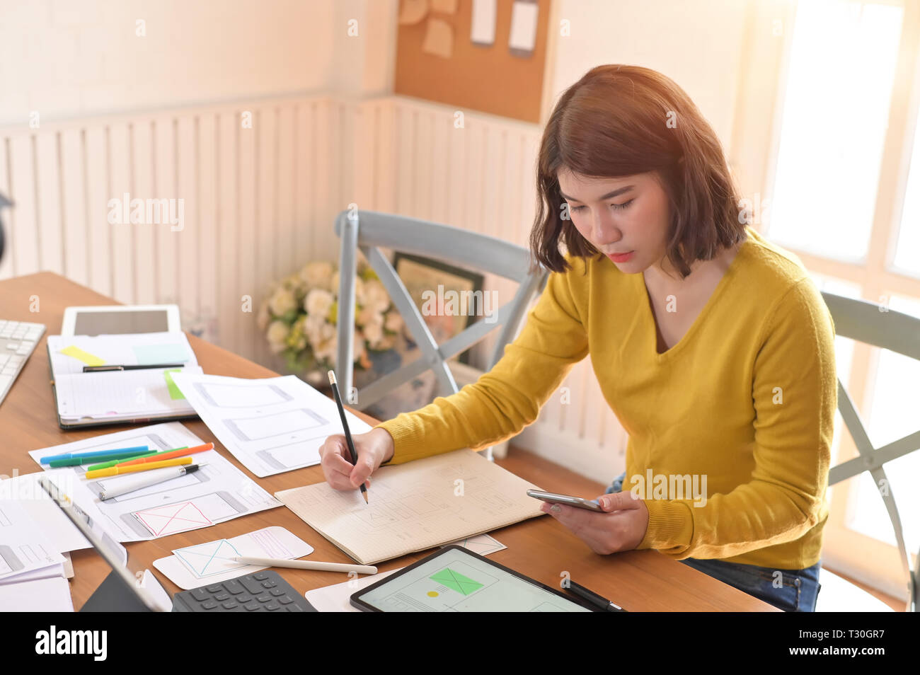 Ux ui design discussion hi-res stock photography and images - Alamy