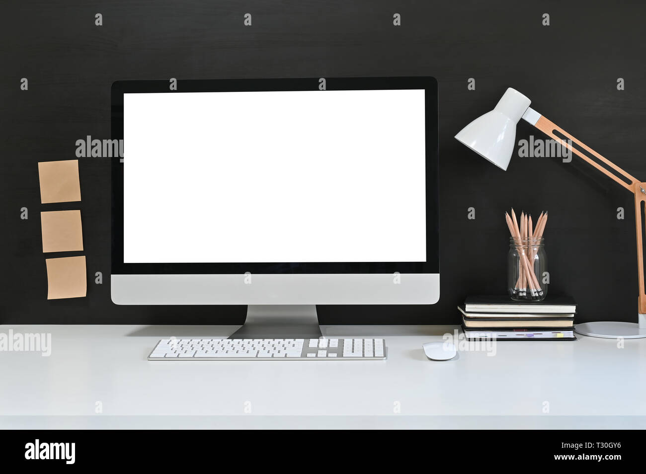 Workspace blank screen desktop computer, Mockup computer, lamp and home ...