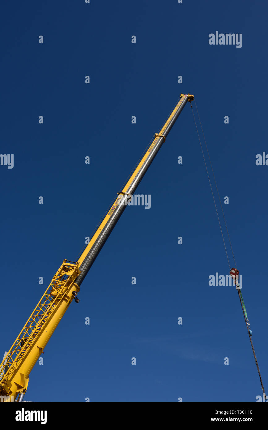 Heavy lifting equipment, Yellow hydraulic telescopic crane boom and ...