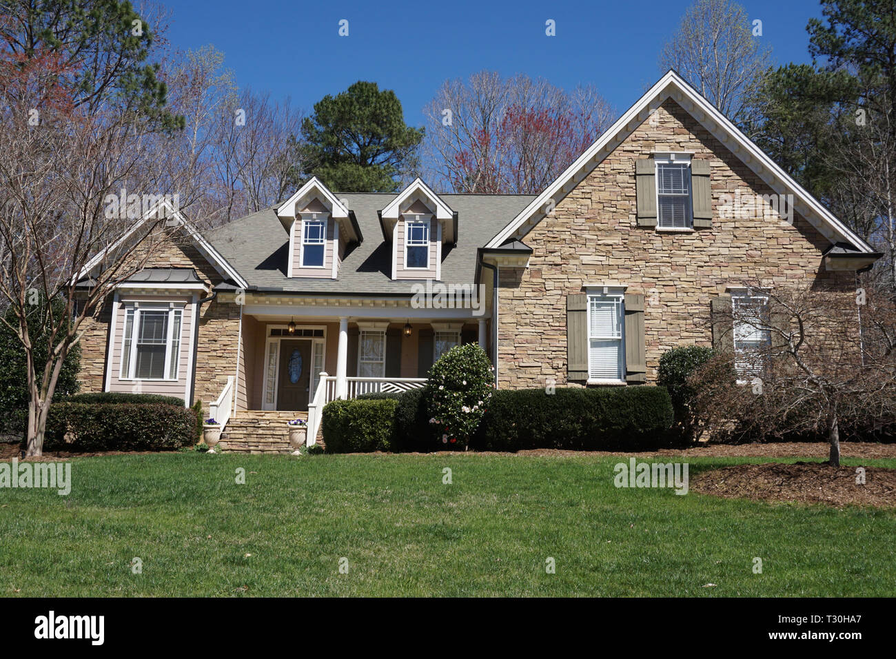 Suburban house hi-res stock photography and images - Alamy