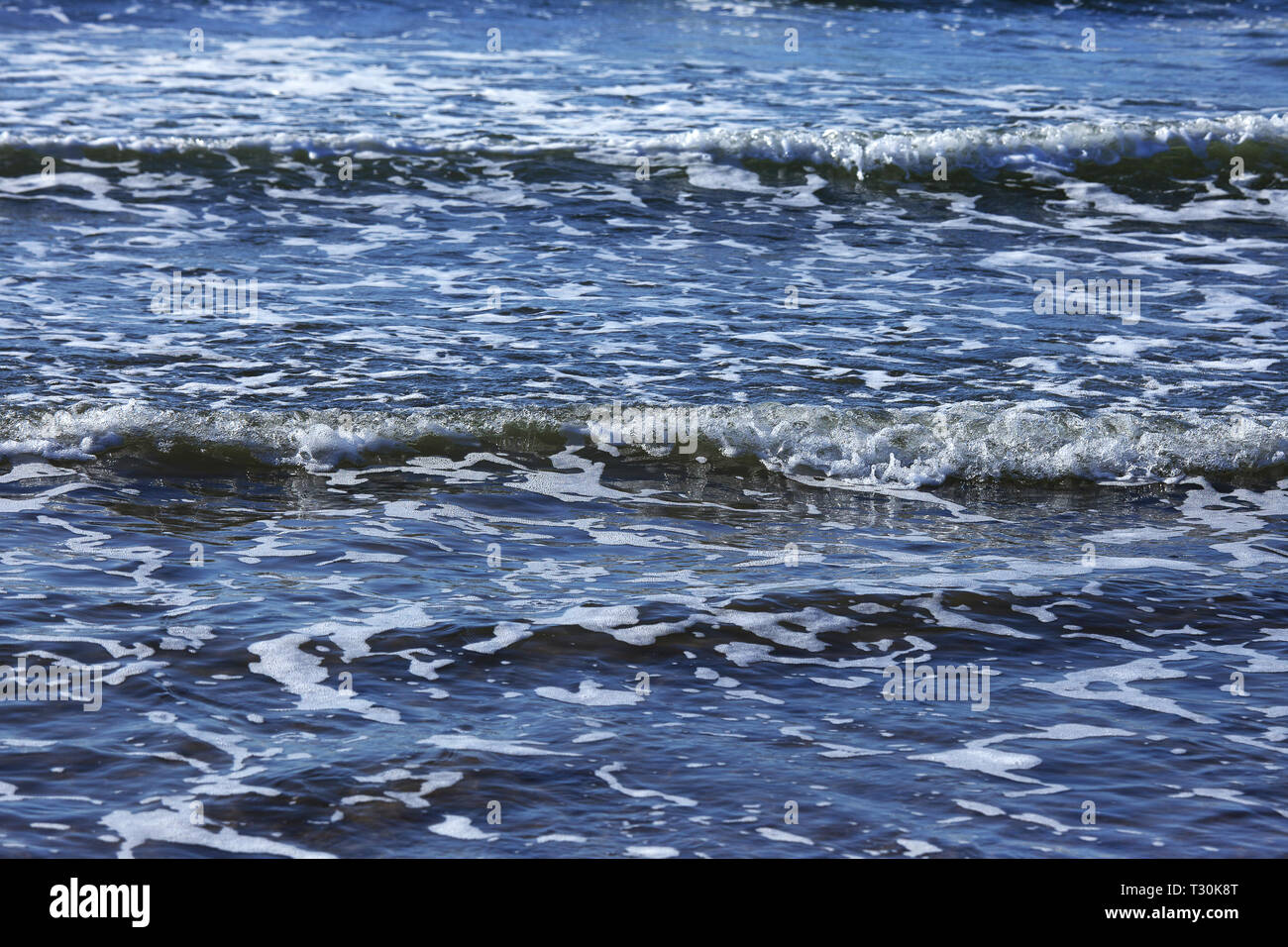 Slow motion waves tropical shore hi-res stock photography and images ...