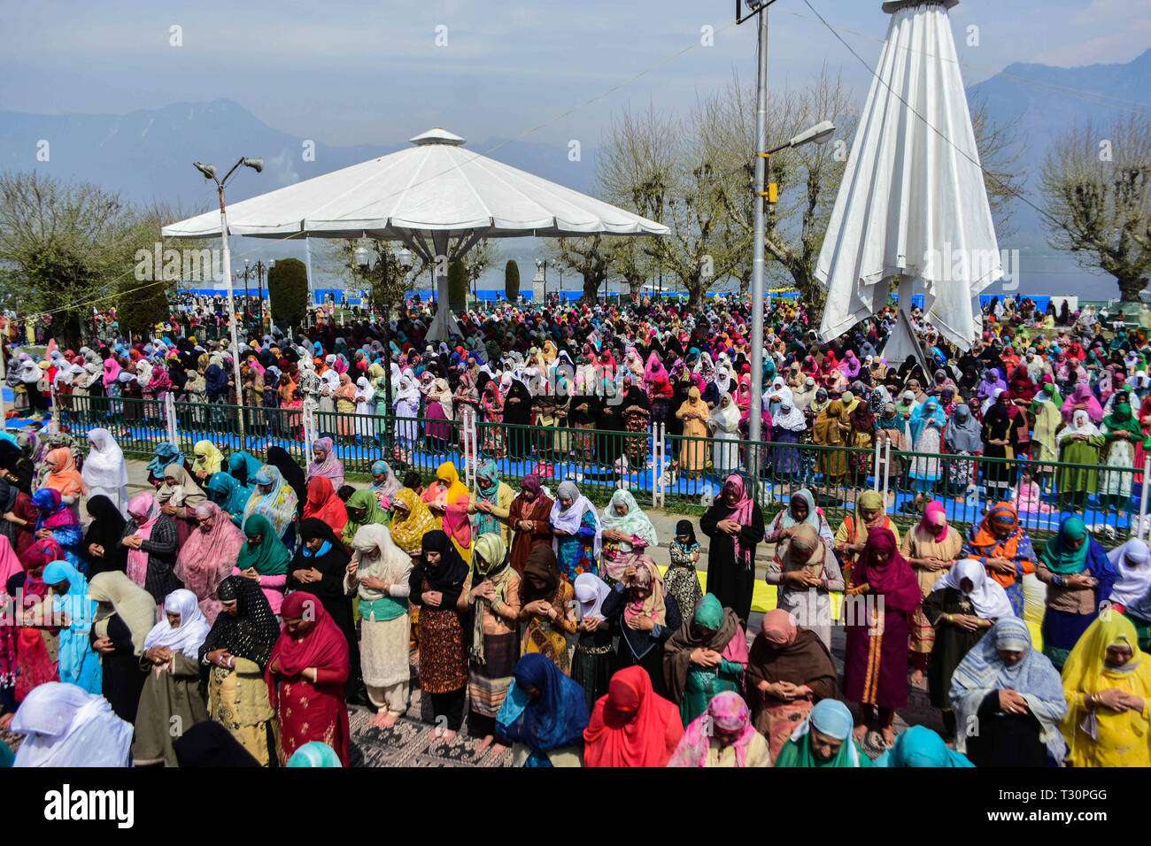 Srinagar, Kashmir, 4th April 2019. 4th Apr, 2019. Devotees gather at ...